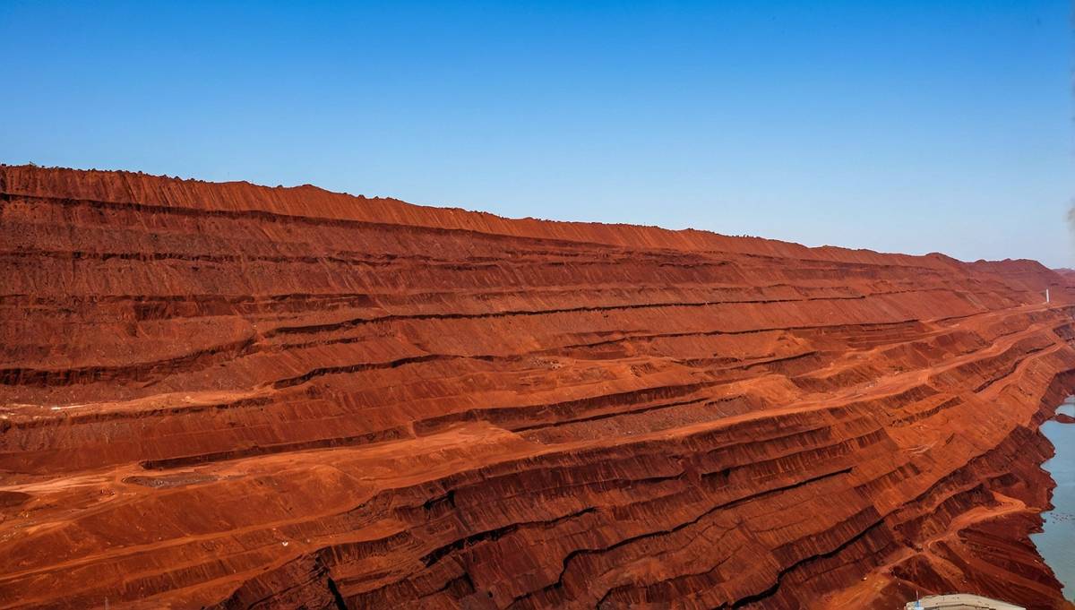 Dalian Iron Ore drops amid possible Chinese steel production cuts